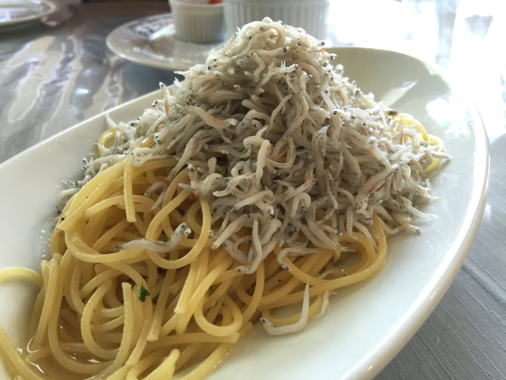 Peperoncino topped with boiled whitebait. Peperoncino淋上煮银鱼。 | 1 minute ...